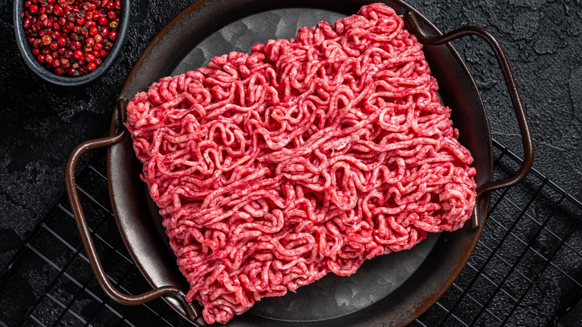Should You Rinse Ground Beef Before Cooking? Experts Weigh In | Dagens.com