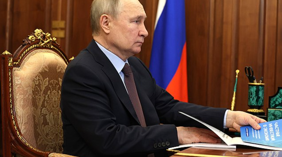 Putin's hand draws attention: What does it reveal?
