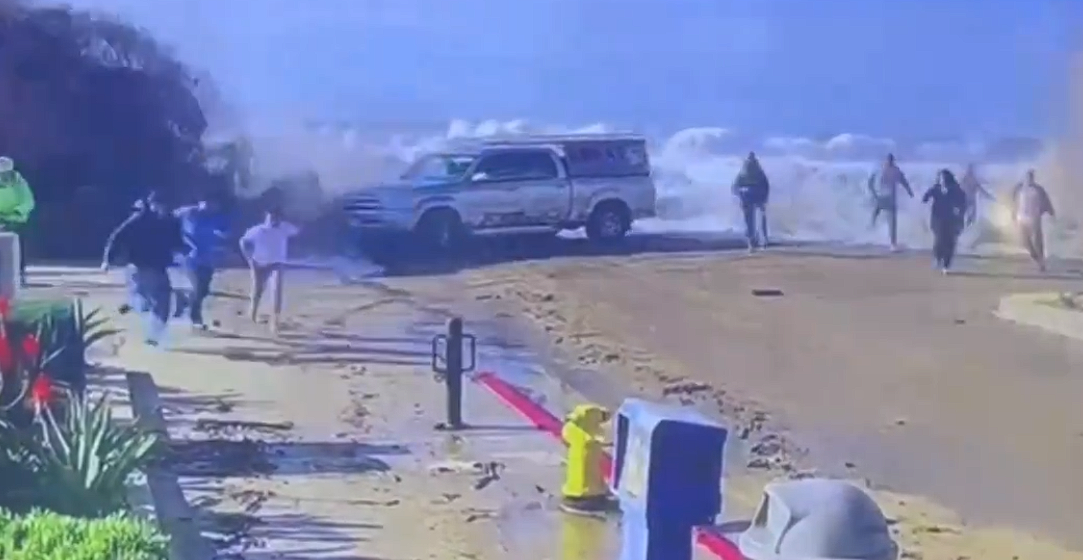 Caught on Camera: California's Beachgoers Flee From Massive Wave